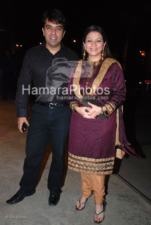 Prachi Shah with vishwash kulkarni at Parvin Dabas and Preeti Jhangiani wedding reception in ...